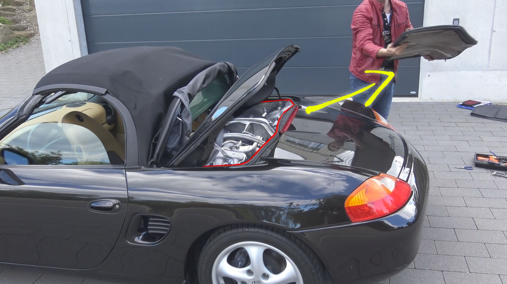 Comment accéder au moteur d’un Boxster 986 pour changer le filtre à air ...